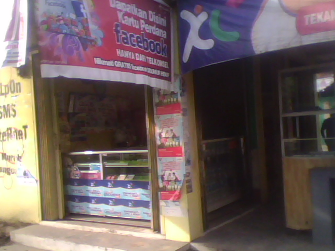 Economy World: Counter Pulsa Berdampingan Dengan Warung.