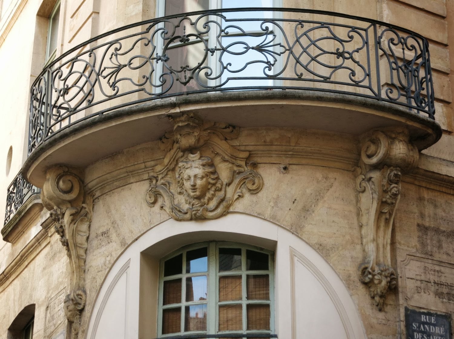 Combien ça porte ?: Balcons - Paris - Consoles en pierre