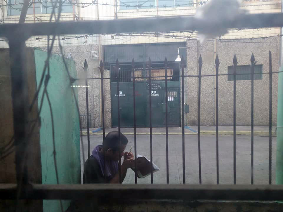 Isang lalaking nais mag-aral, dumudungaw sa bintana ng isang classroom ... Isang lalaking nais mag-aral, dumudungaw sa bintana ng isang classroom ...