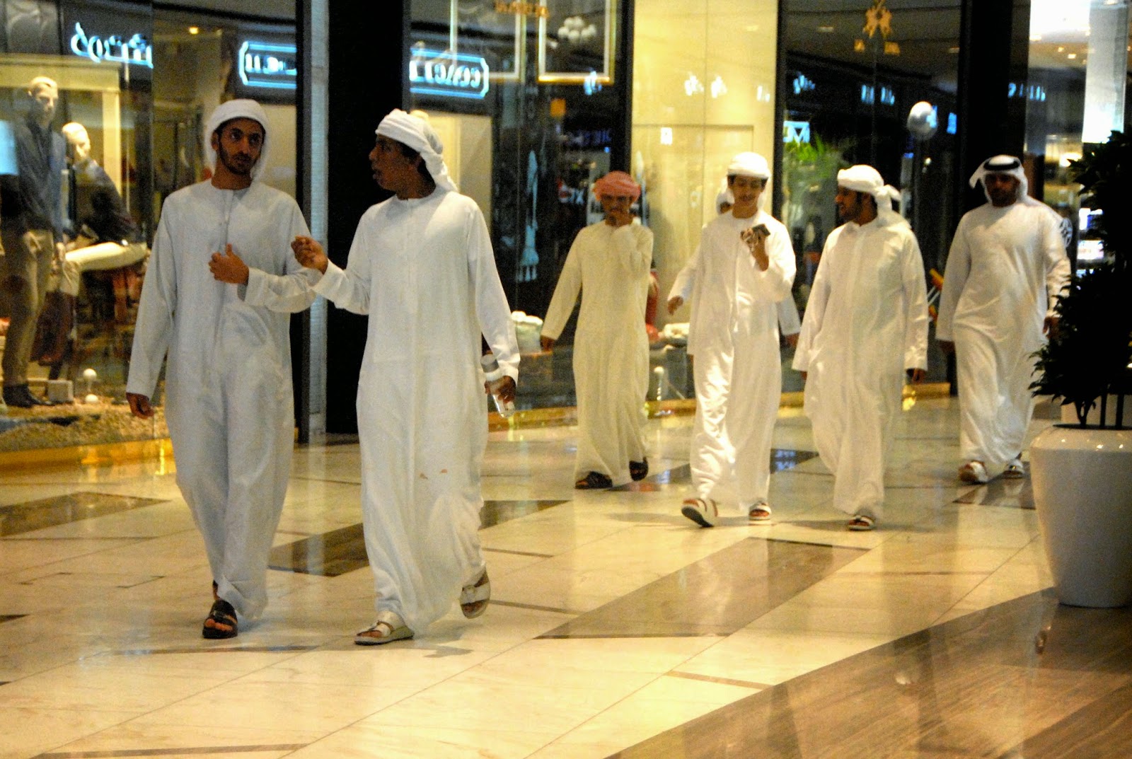 De Abu Dhabi a Dubai, el desierto codiciado: El orgullo del vestido