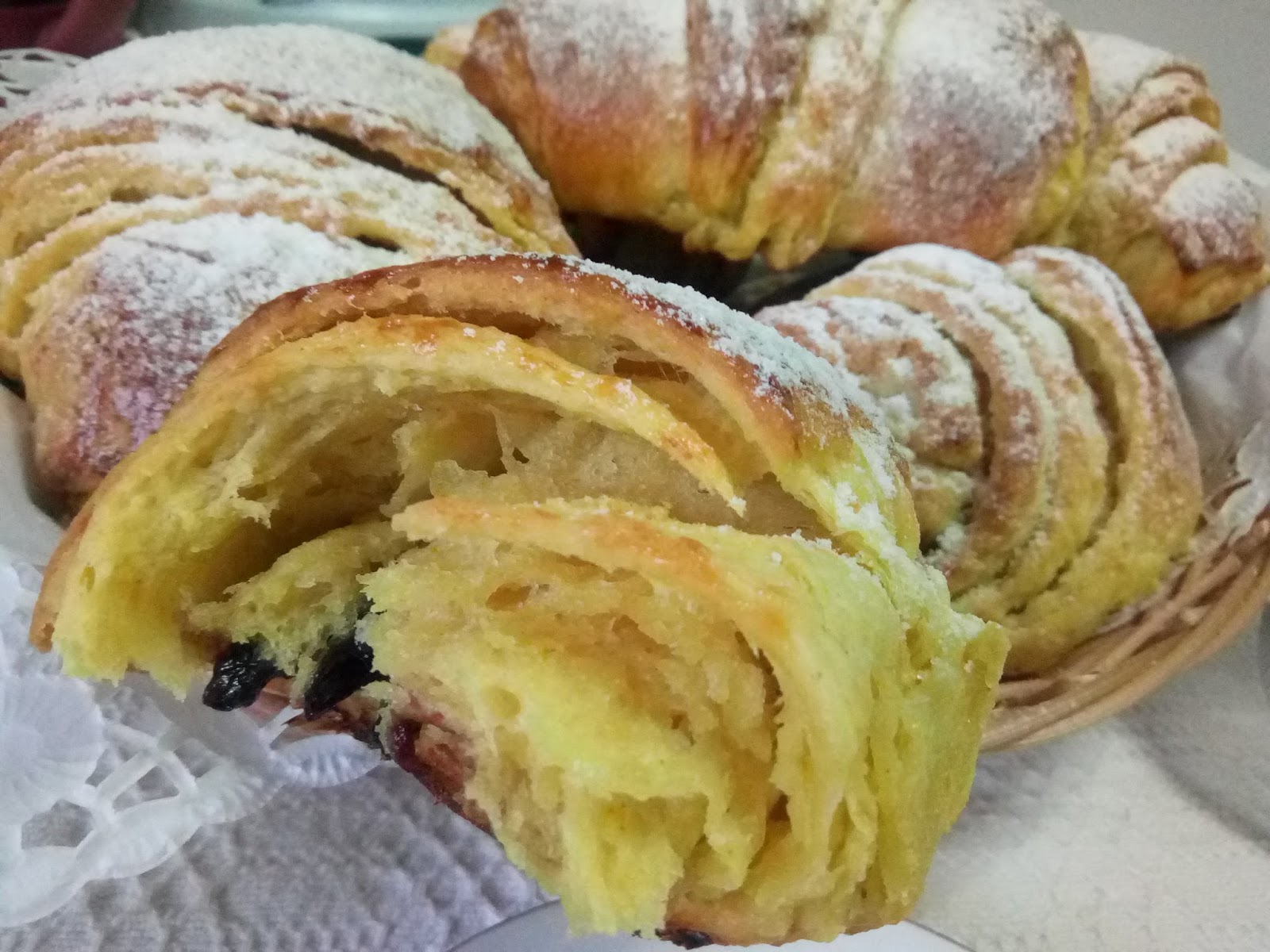 Hellena ...din bucataria mea...: Cornuri umplute cu magiun de prune