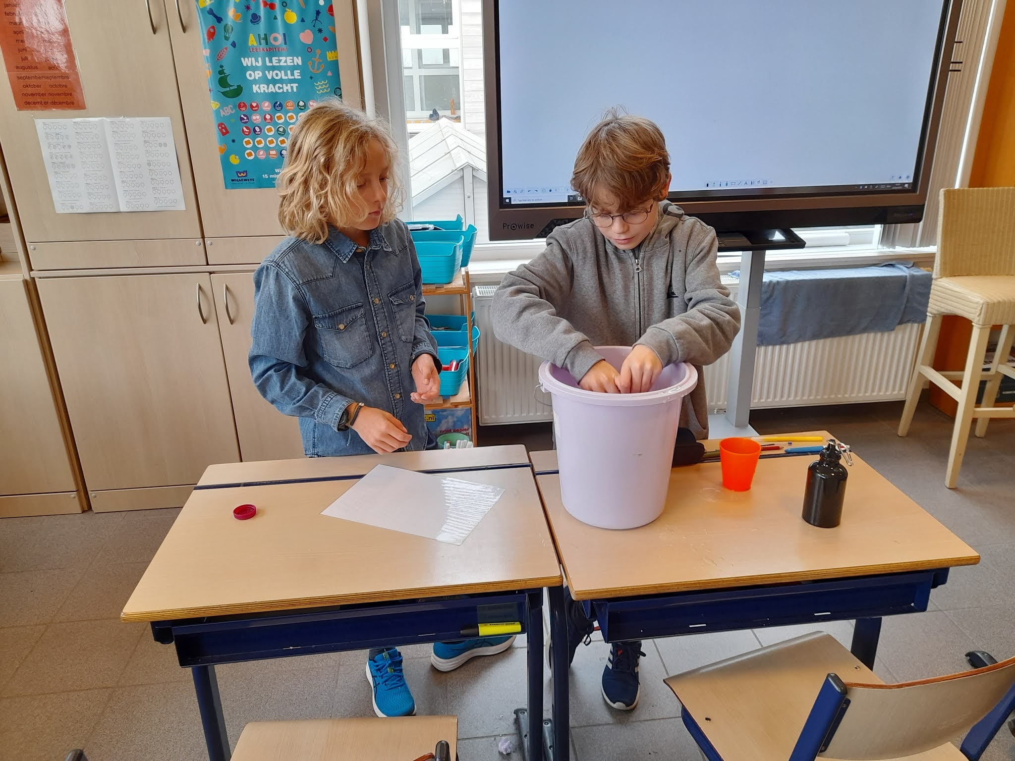 meester piet: De 4 natuurelementen: Proefjes met water