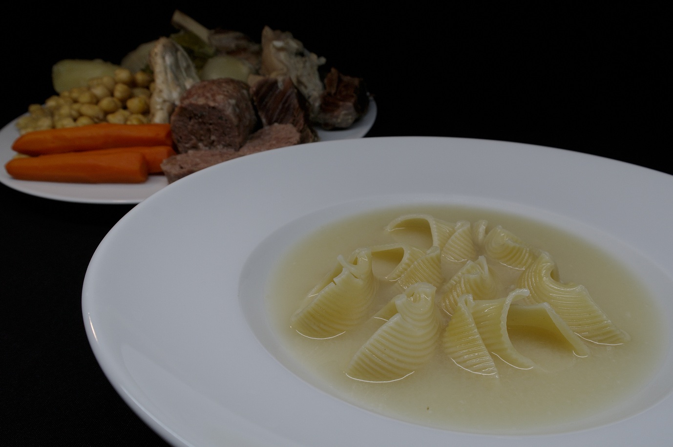 El que no mata, engreixa: "Escudella i carn d'olla". Cocido, pote ...