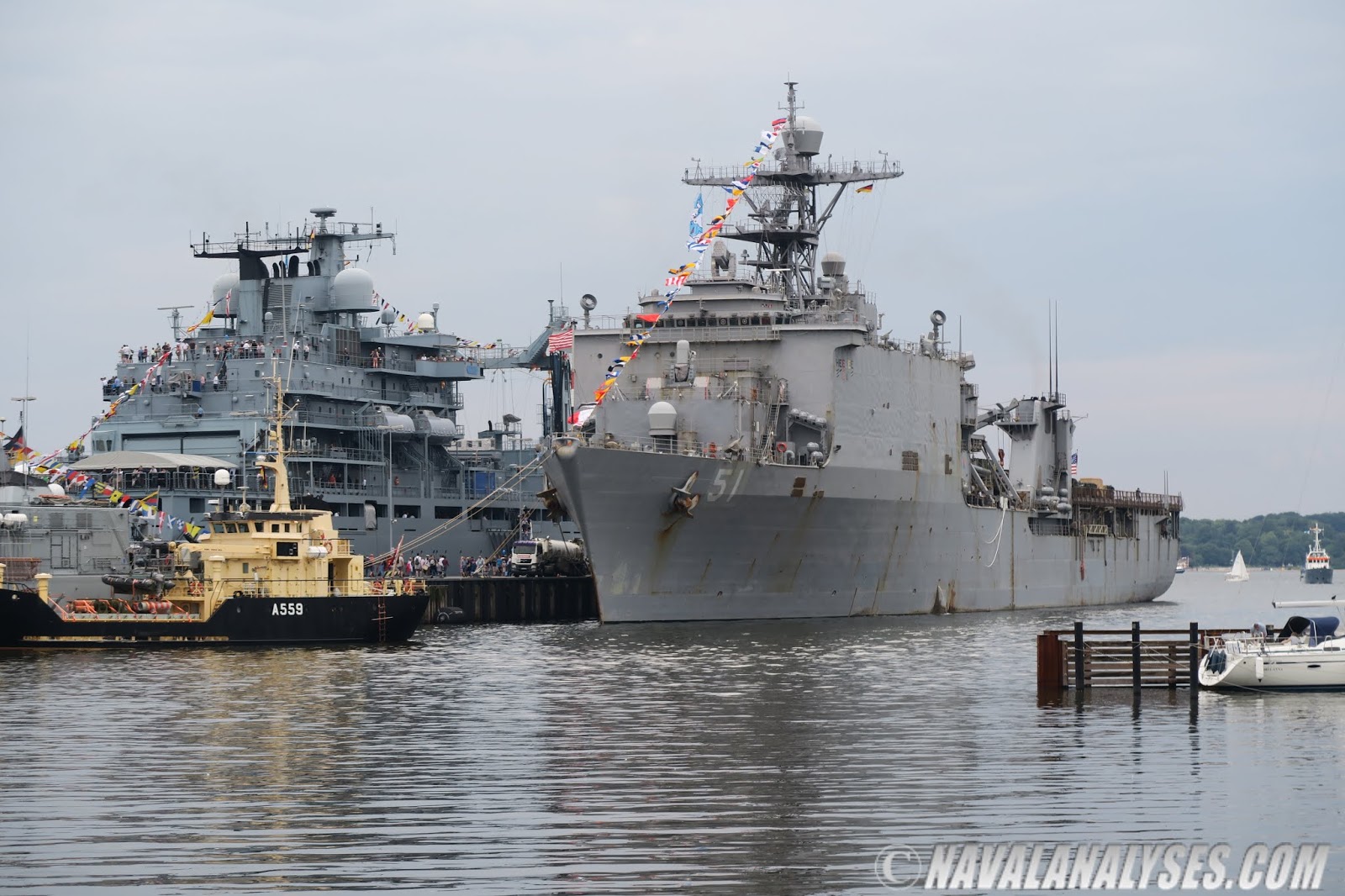 Naval Analyses: PHOTO GALLERY #31: Oak Hill, dock landing ship of the ...
