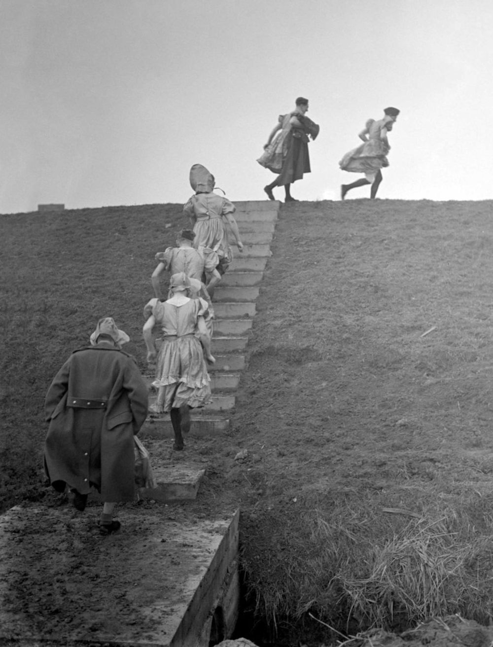 Rare Photographs Reveal British Soldiers Manning Anti-Aircraft Guns in ...