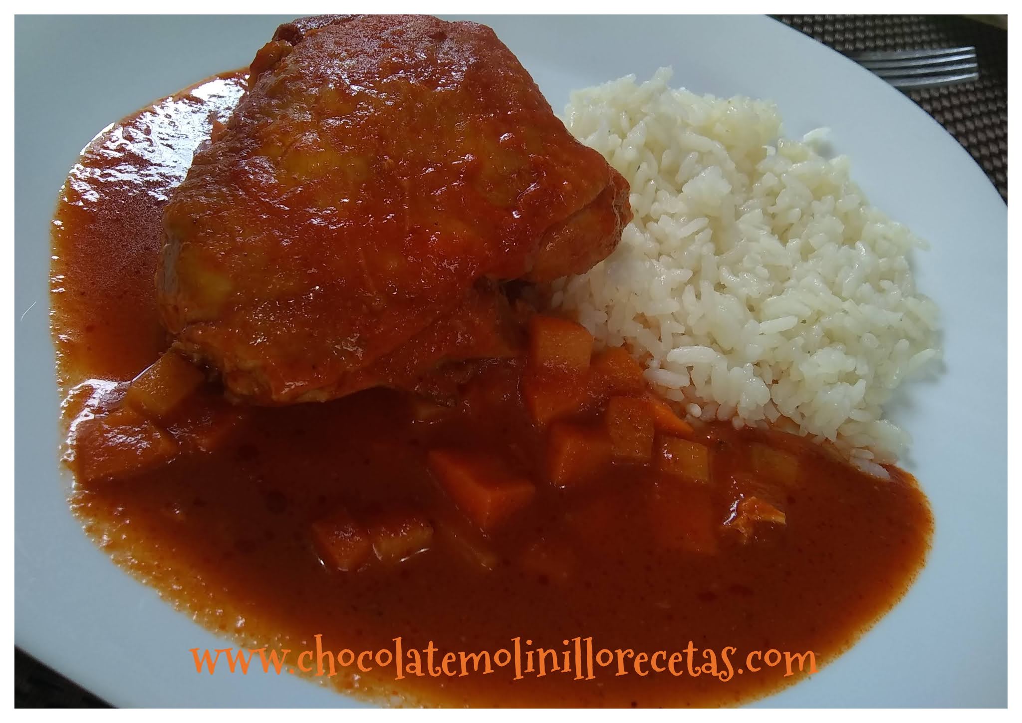 Chocolate Molinillo: Pollo en salsa de chile rojo y tomate