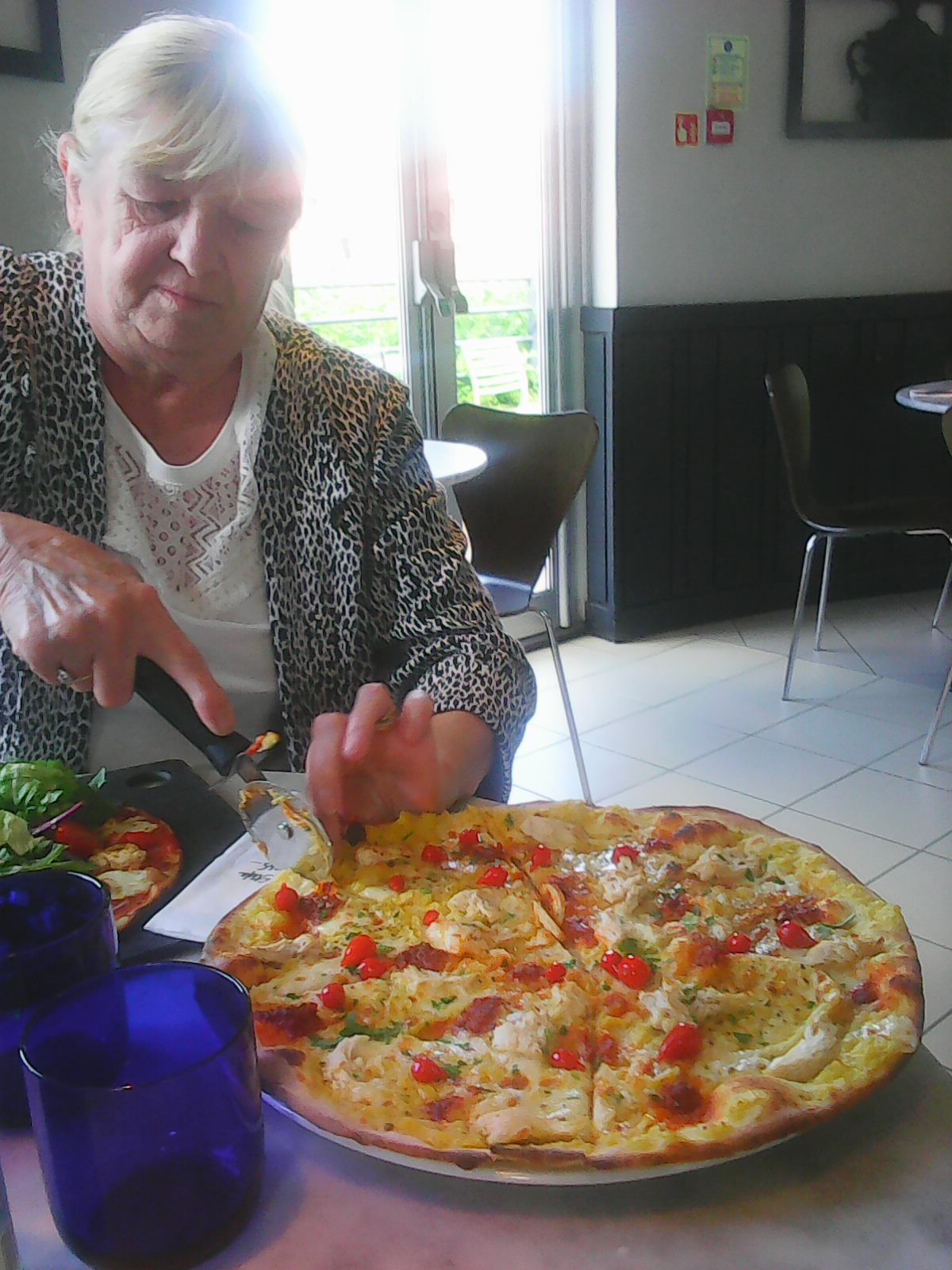 Chas's Pictorial Blog: Trish had to cut my pizza up for me at Pizza ...