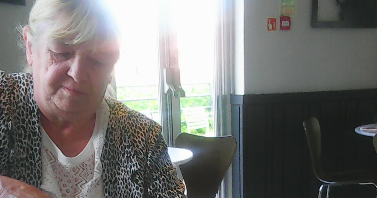 Chas's Pictorial Blog: Trish had to cut my pizza up for me at Pizza ...