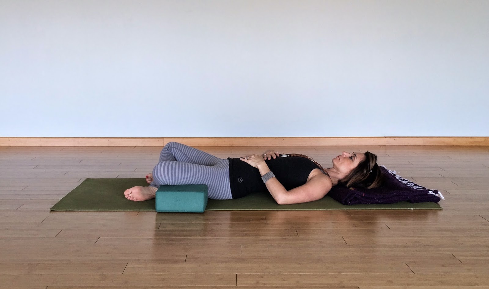 Daily Dose of Dani: 5 Simple Stretchs If You Sit All Day