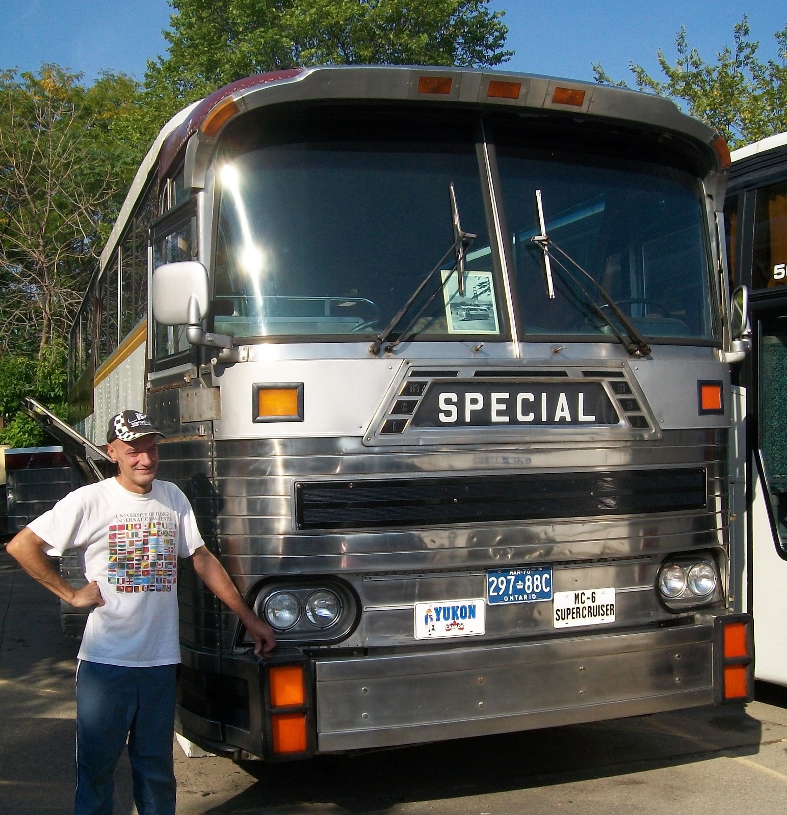 MC-6 RV Bus: MCI MC-6 Supercruiser