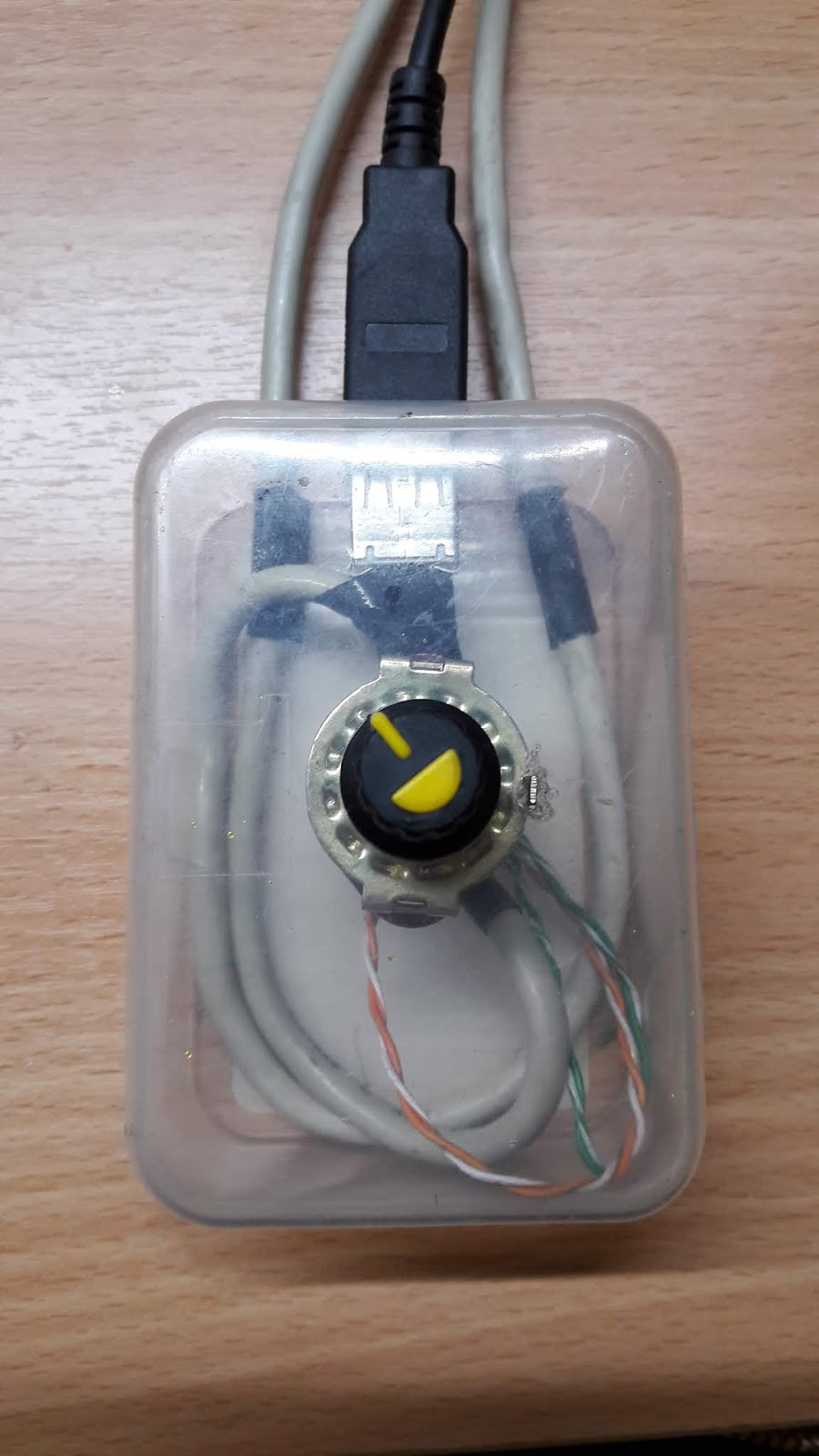 Cavy Lab: DIY USB KVM selector using audio selector. (1 keyboard -> 2 ...