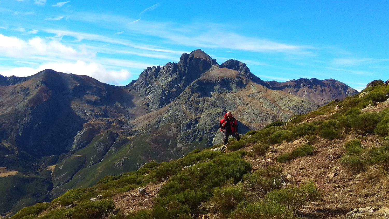Ojolince y Sra.: Picos Lezna y Pumar desde Lores