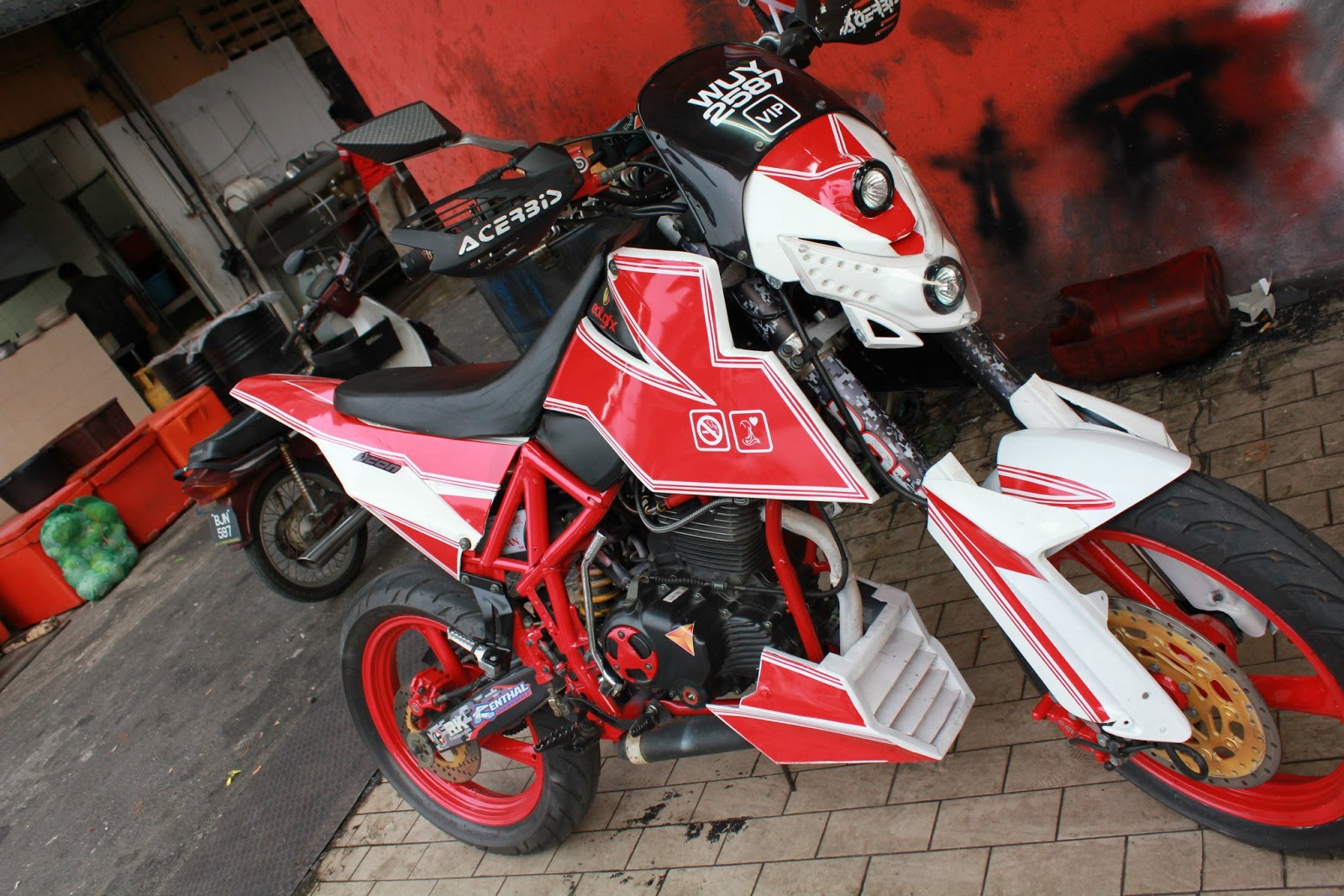 DTM 150 or DUKE 960 - SuperXmoto | SuperMoto