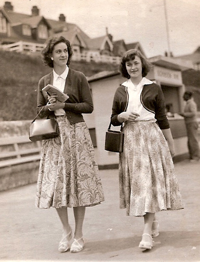 44 Lovely Snapshots Of Teenage Girls In Dresses In The 1950s Vintage