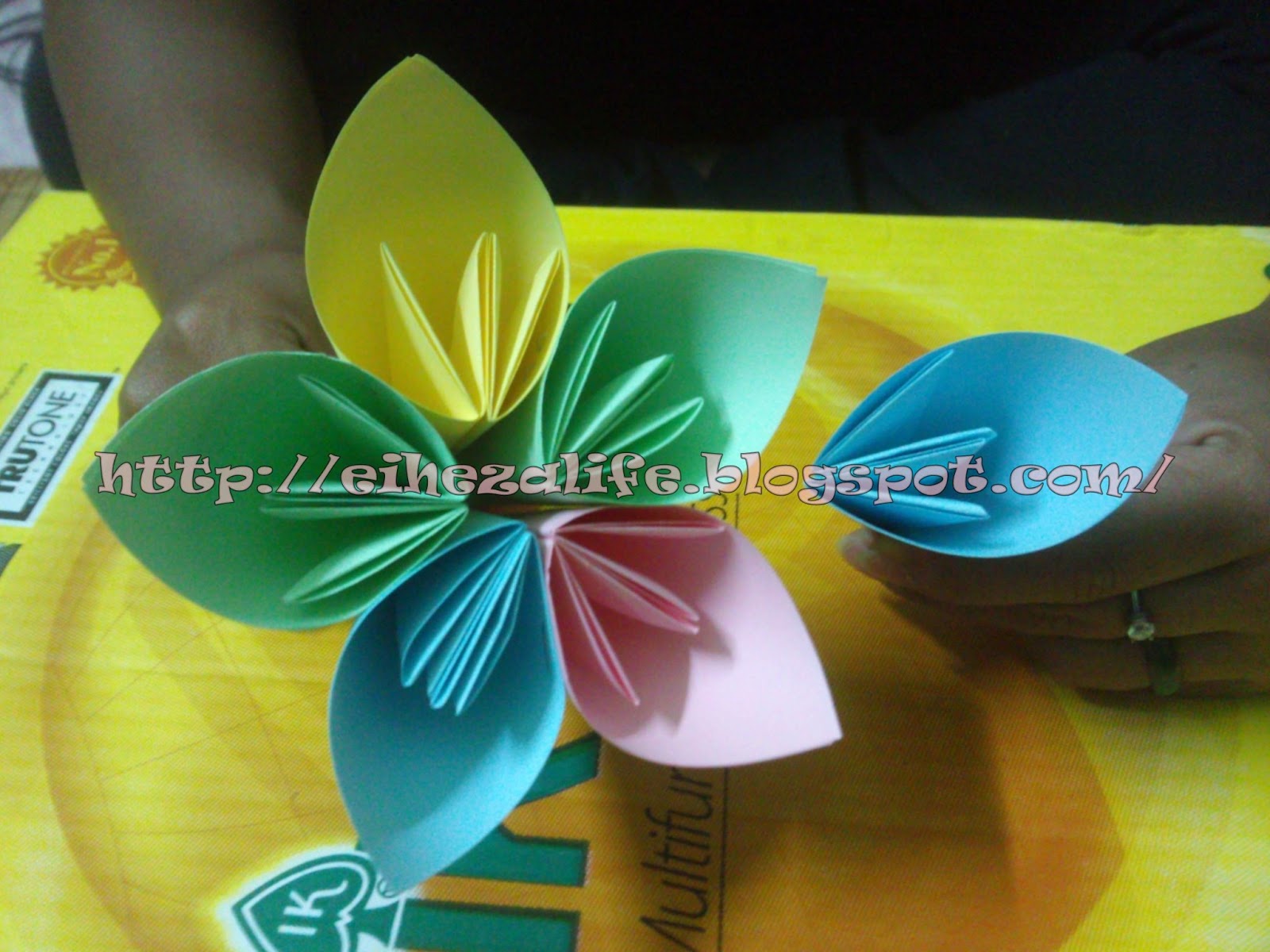 . Duniaku: Tutorial : Origami Bunga kusudama
