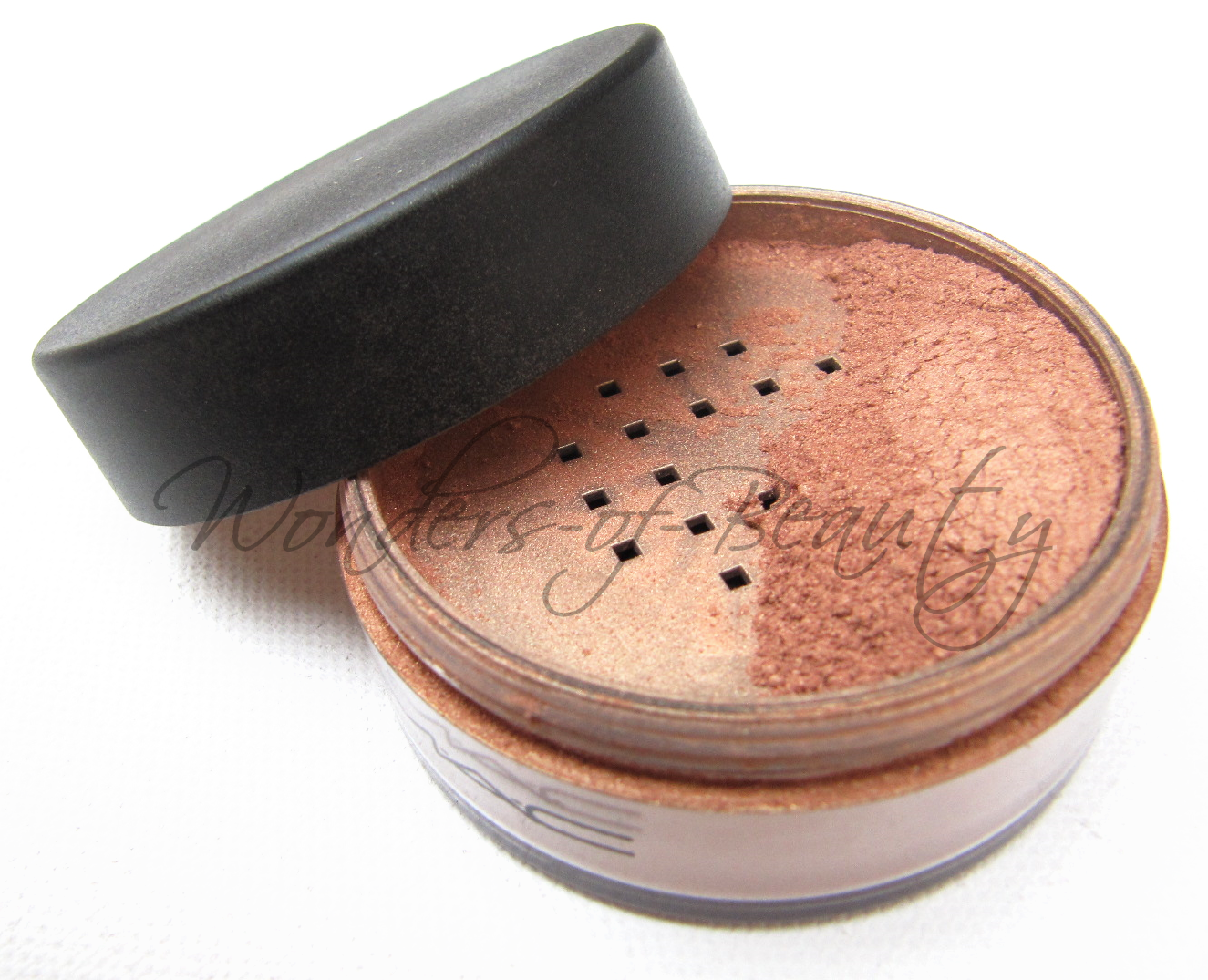 Wonders of Beauty: Review: MAC Iridescent Loose Powder in Golden Bronze
