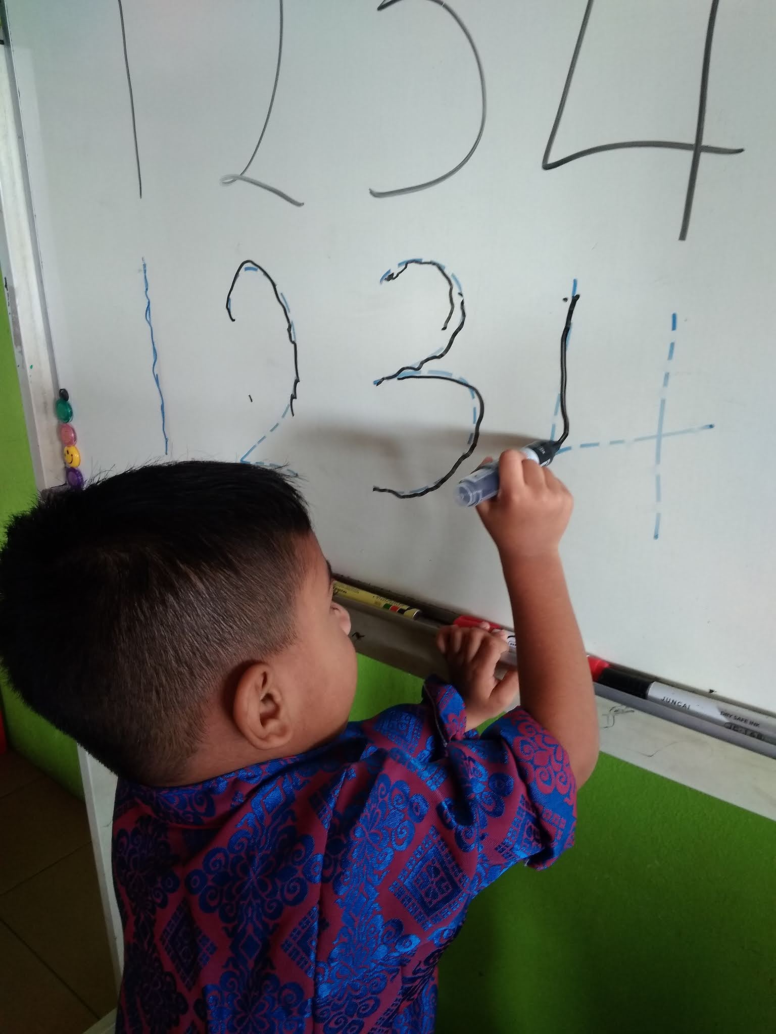 TASKA UMMI IDA: Aktiviti 3 Tahun : Aktiviti Menyurih Nombor