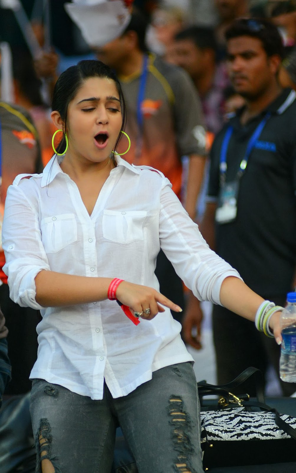 Telugu Charmig Girl Charmi Latest Awesome Still - MOVIEEZREEL.BLOGSPOT.COM