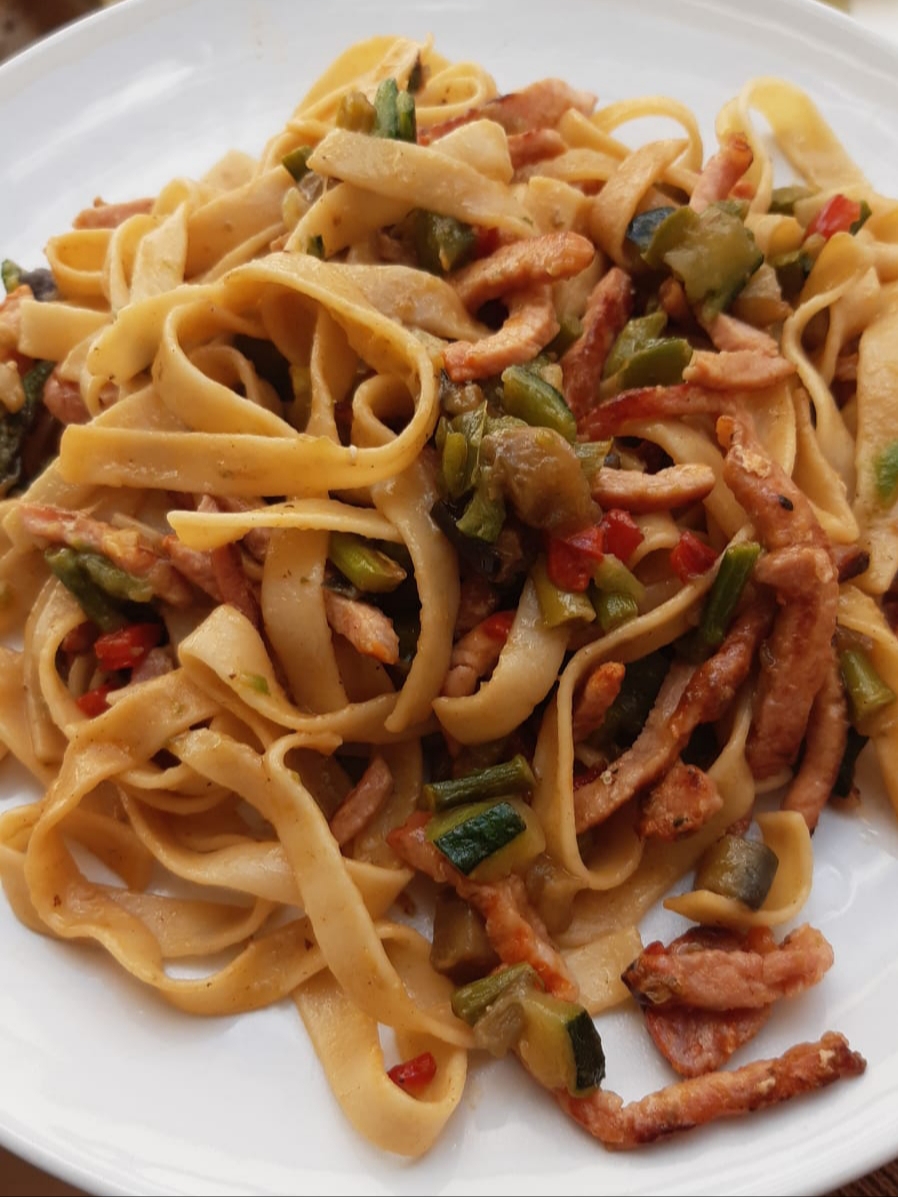 Cocina Basica y Fresca: NIDOS DE PASTA CON VERDURAS Y LOMO CRUJIENTE CBF@