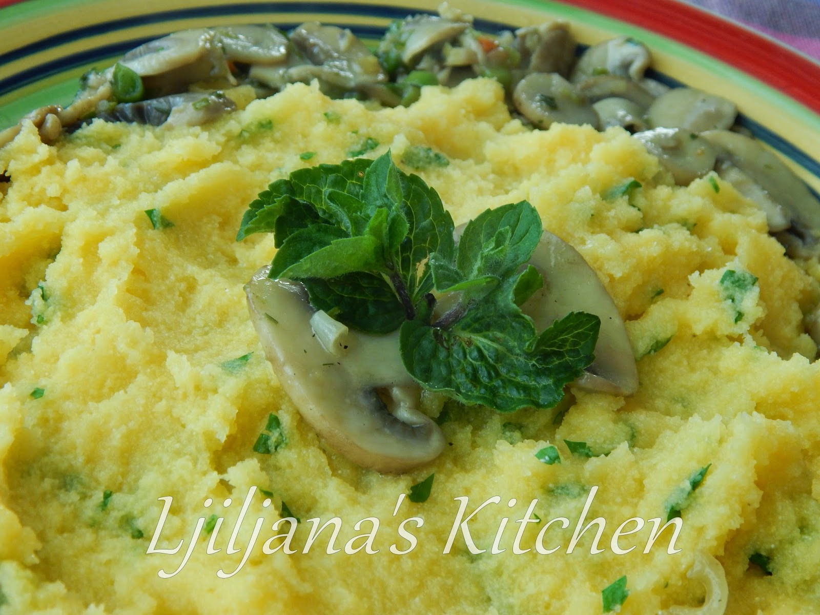 PALENTA SA SVJEŽIM ZAČINSKIM BILJEM I DINSTANIM GLJIVAMA