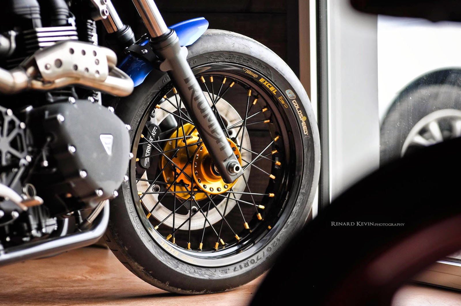 Thruxton Dirt-Track - RocketGarage - Cafe Racer Magazine