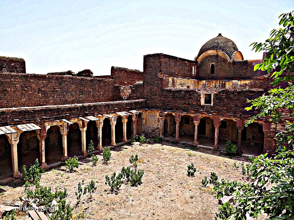 Just Tripping!: Narwar Fort - A Fort you can Call your Own