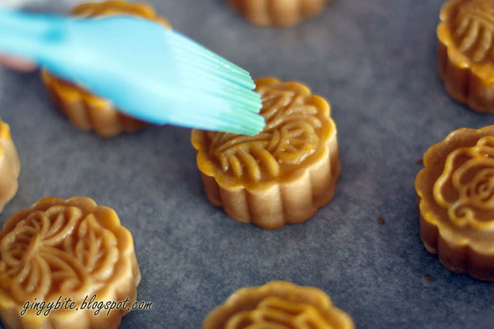 Mini Traditional Mooncake 迷你传统粤式月饼 | The Yummy Journey