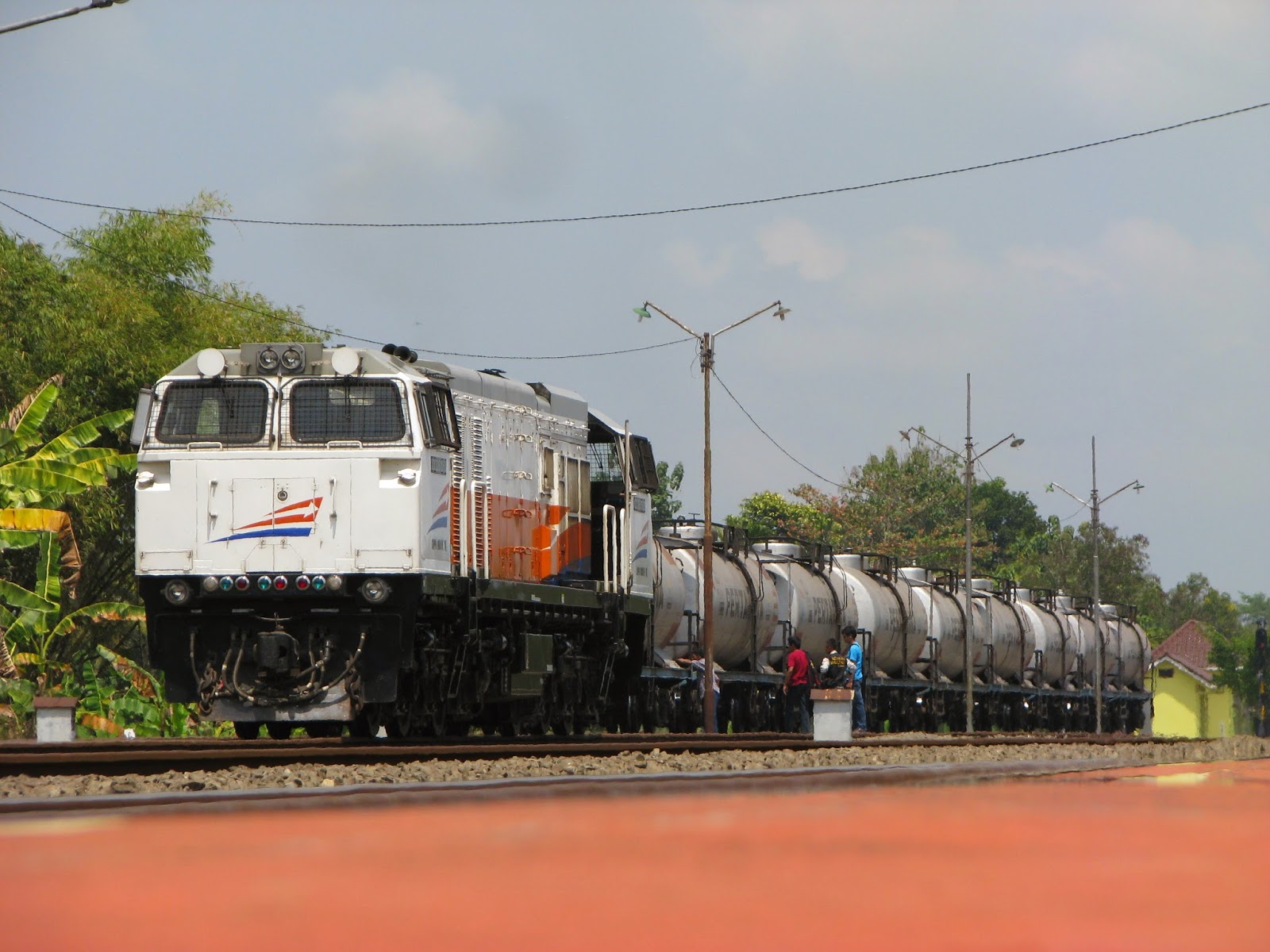 Kereta Api Indonesia: Dinasan Lokomotif CC206 Menarik Rangkaian Ketel ...