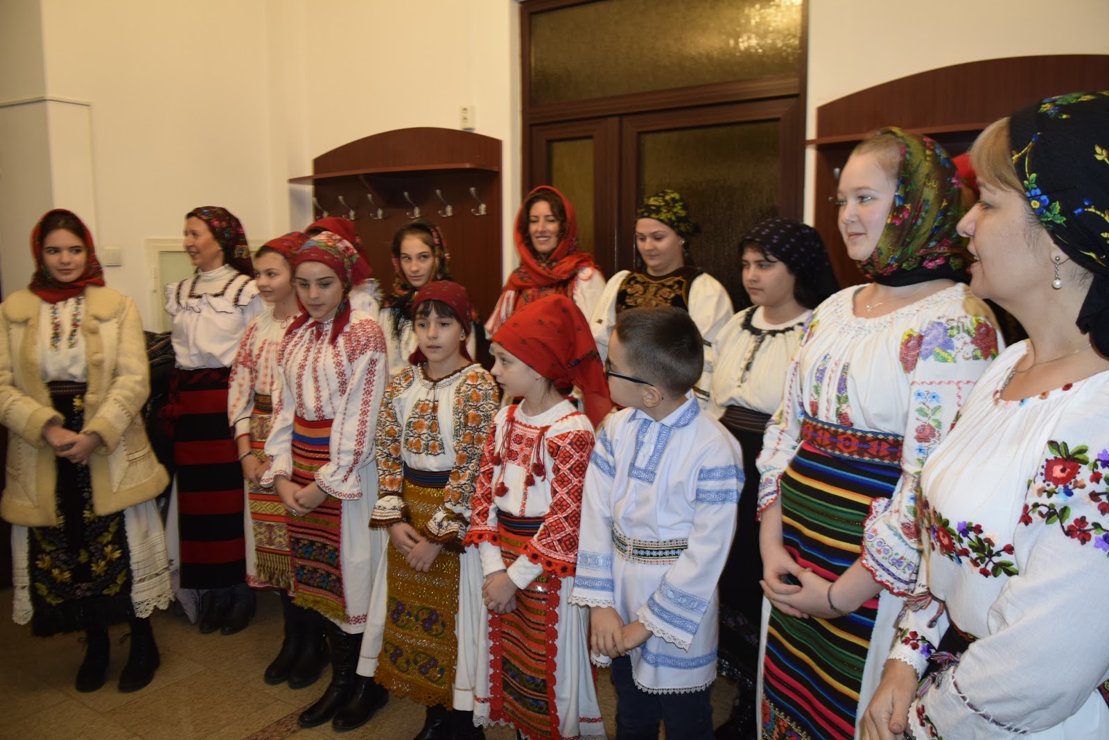 Dar!: Copiii Sfantului Stelian din Bistrita la colindat...