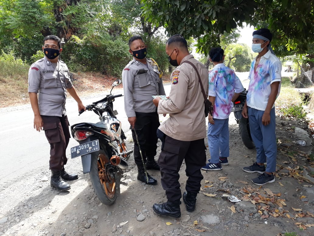 Polisi Cegat Aksi Konvoi Kelulusan Pelajar di Lombok Utara Polisi Cegat Aksi Konvoi Kelulusan Pelajar di Lombok Utara