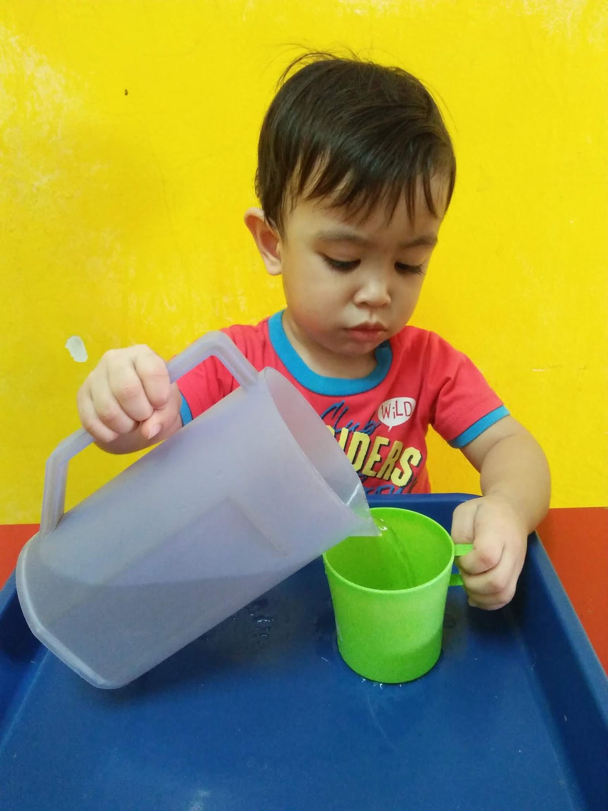 Taska Ummi Ida: Aktiviti 3 Tahun : Aktiviti Menuang Air Ke Dalam Cawan