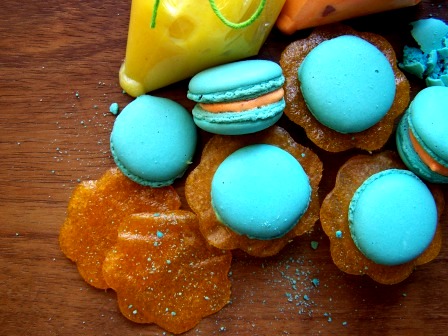 Fiori di macarons agli agrumi con pelle di frutta