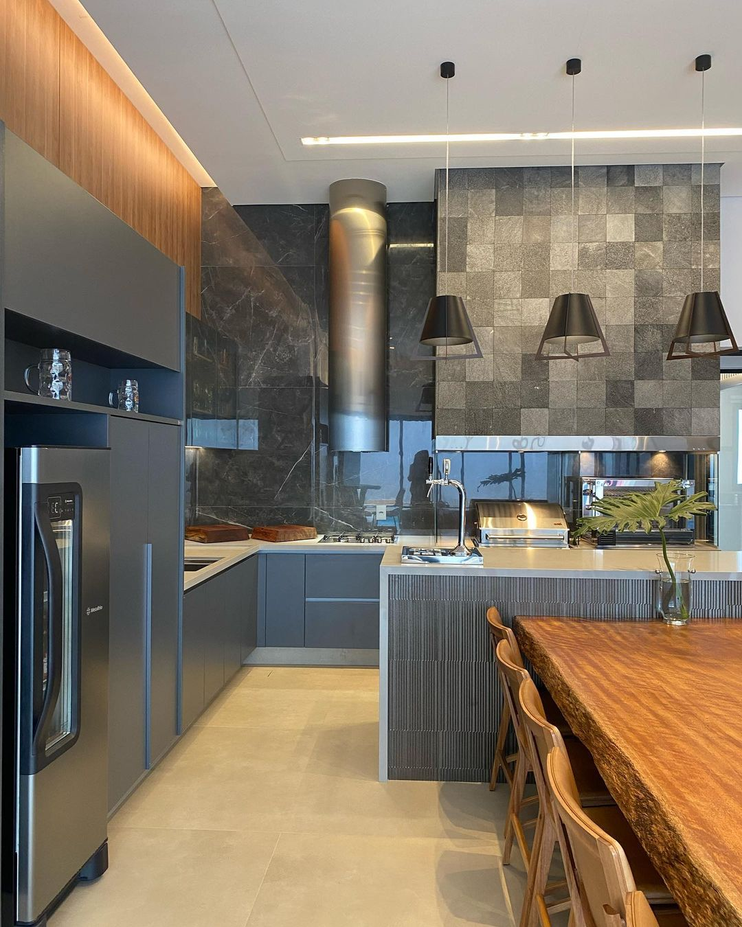 Espaço gourmet contemporâneo cinza e amadeirado com churrasqueira de ... Espaço gourmet contemporâneo cinza e amadeirado com churrasqueira de ...