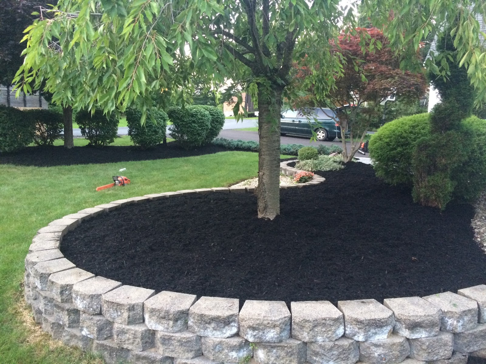 Bryk City Landscaping: Mulch Spreading