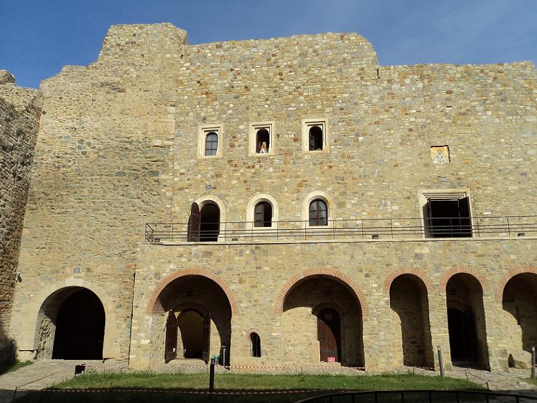 Cetatea Neamt- Zidul estic privit din curtea interioara