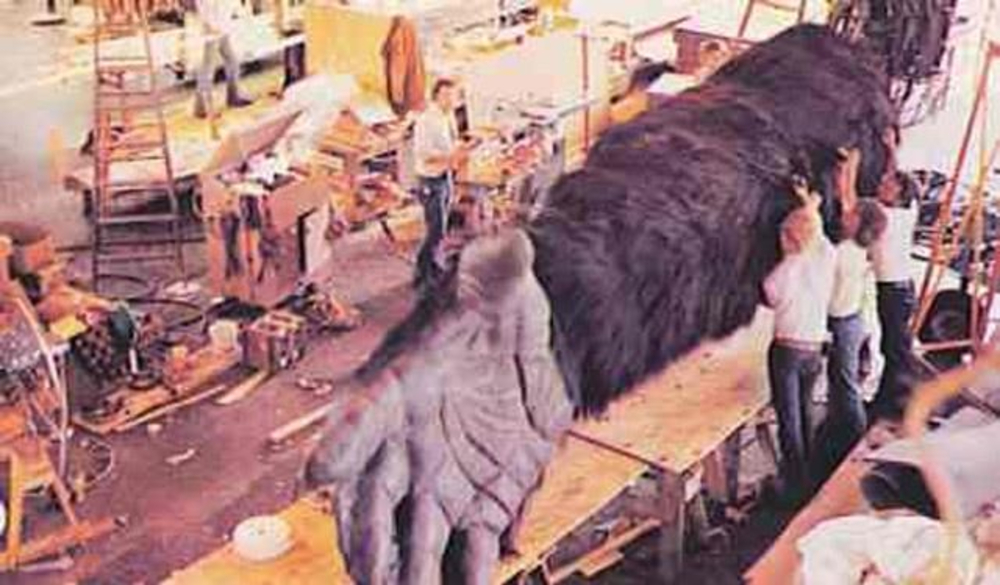 Behind the Scenes Photos of Jessica Lange in Kong’s Animatronic Hand ...