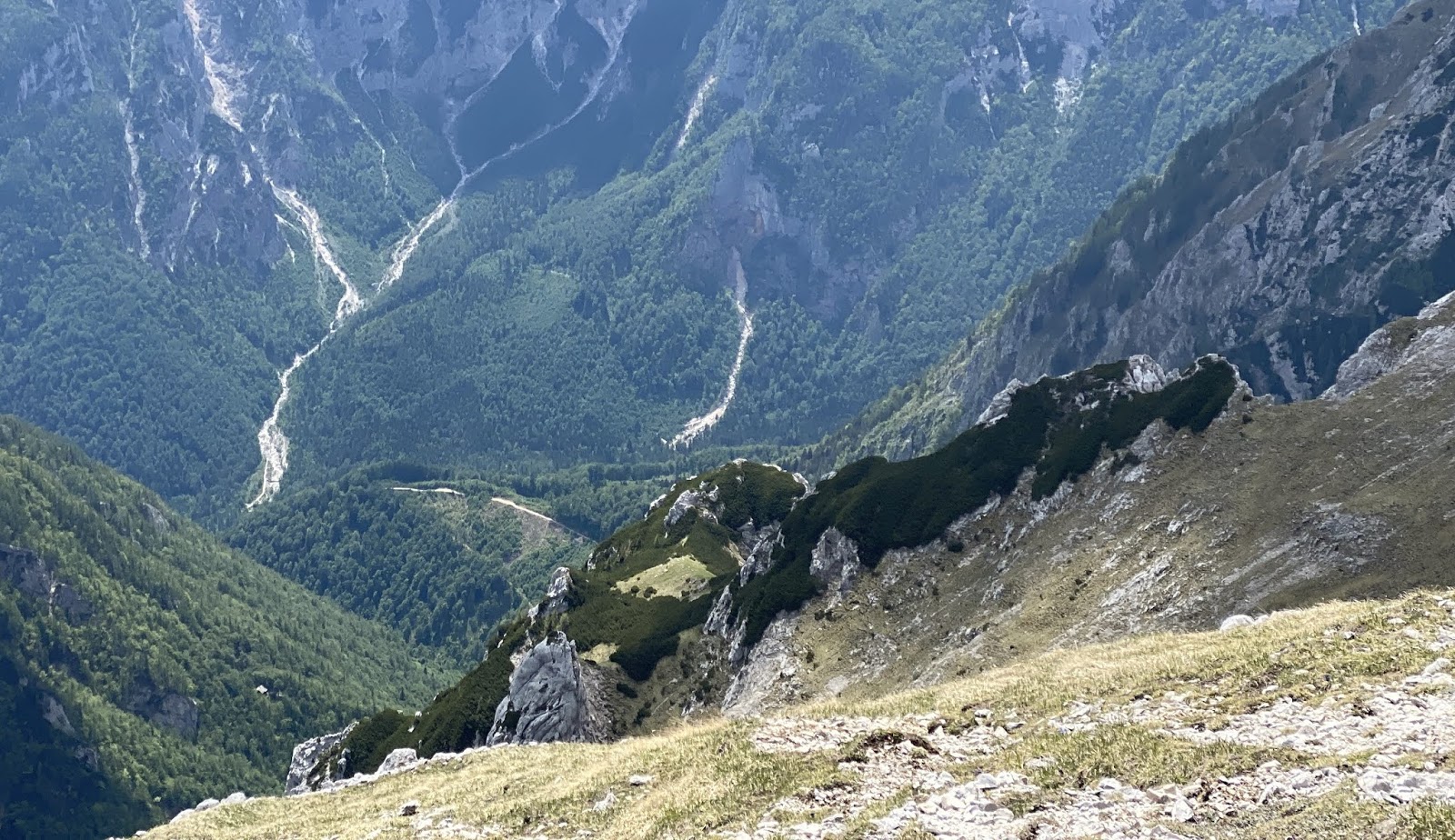 Modrina neba...: Utrinki: Na Planjavo po grapi Za Vratam