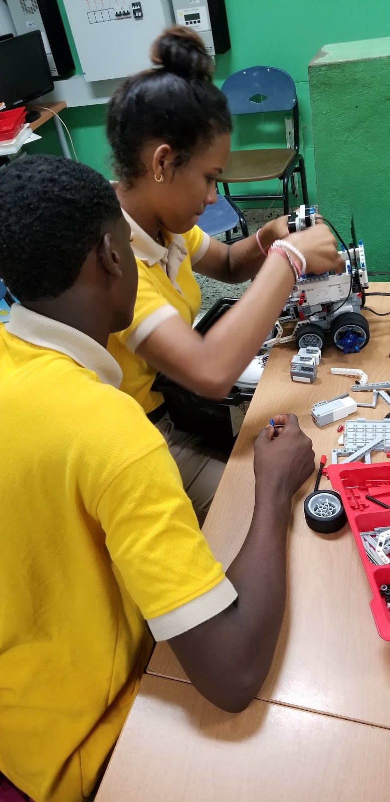 Educación con las TICs: Construyendo y Armando Robots