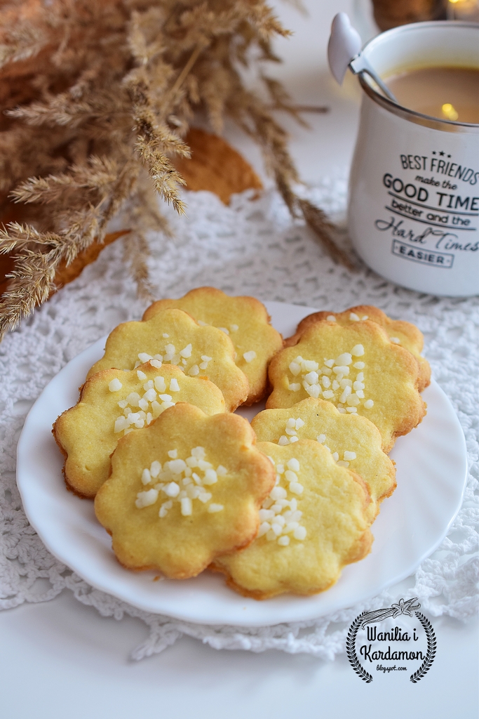Wanilia i Kardamon: Maślane kruche ciasteczka z perlistym cukrem