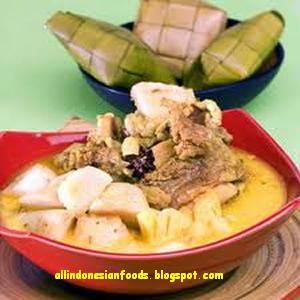 Indonesia Food: Lontong Kari Ayam (Chicken Curry with Rice Cake )
