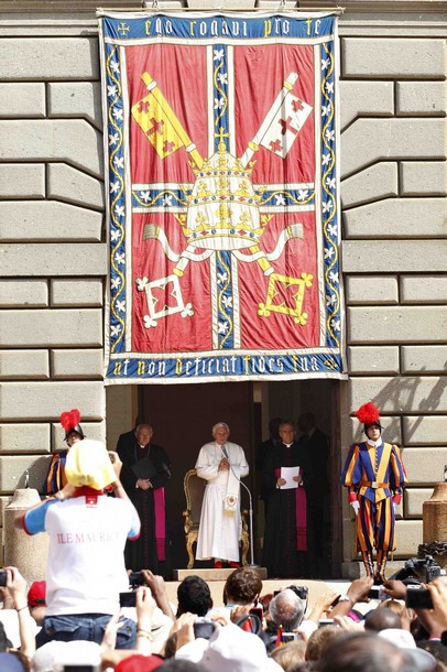 Il Triregno (la Tiara) in uso ai Pontefici: non si usa più ma non è ...