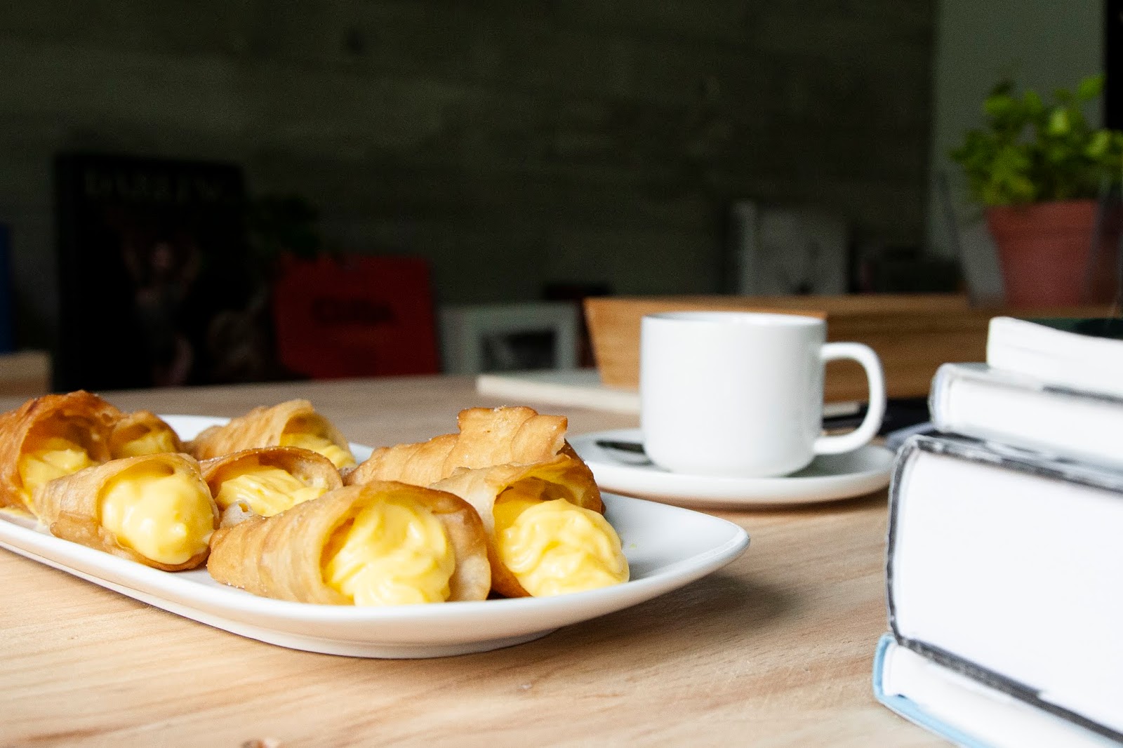 Cañitas fritas con crema pastelera