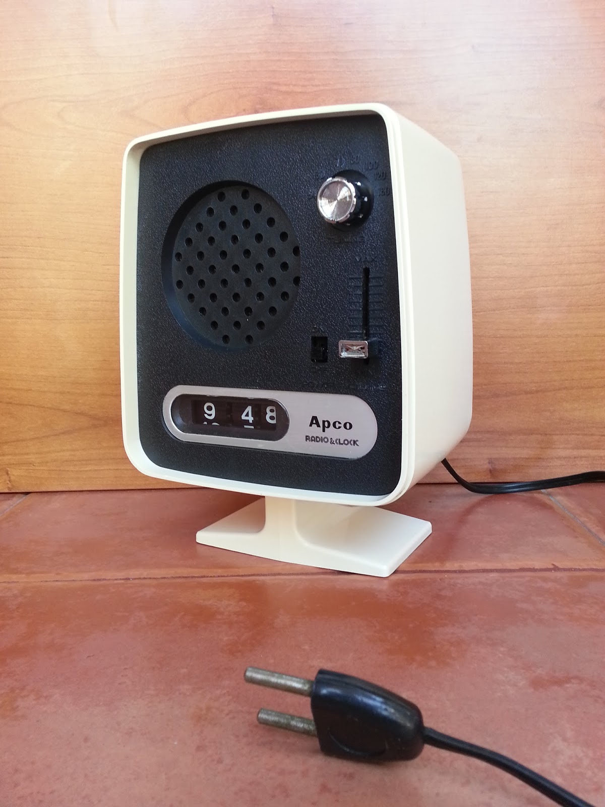 Radio reloj Space Age Apco