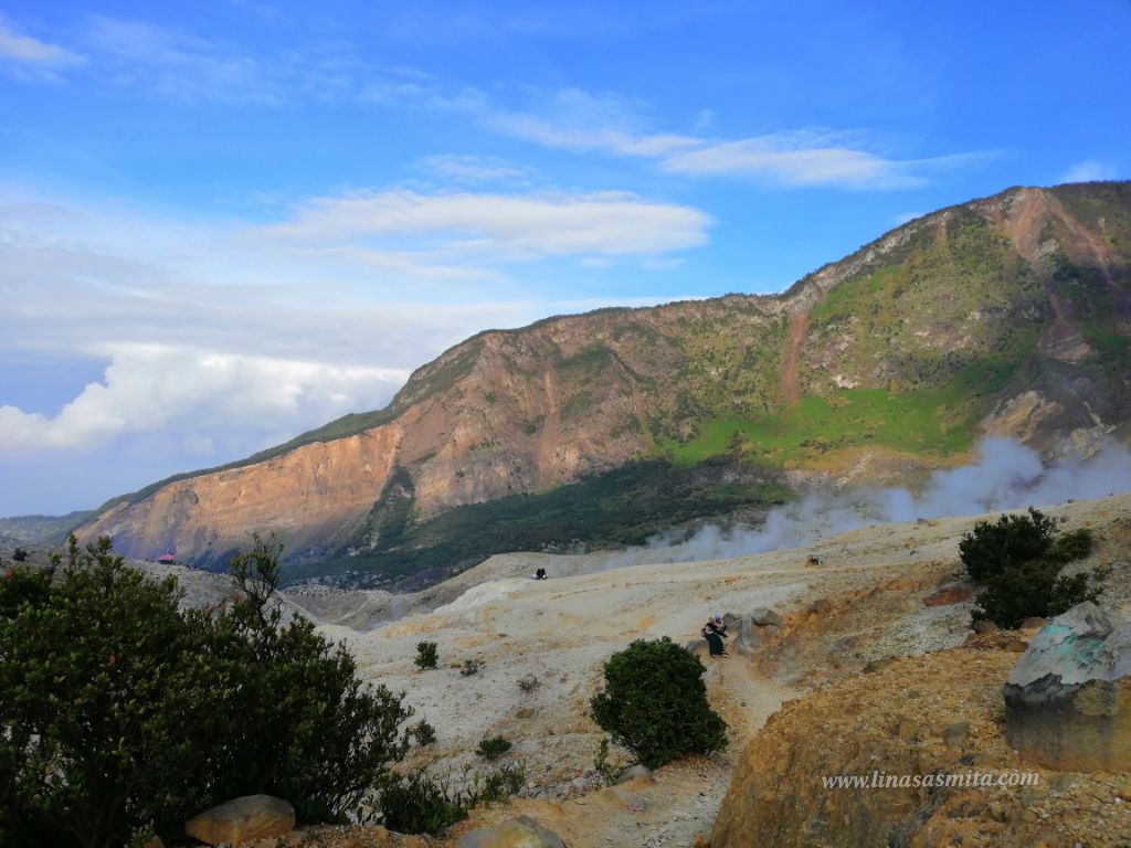 Serunya Trekking ke Kawah Papandayan Garut - Kisah, Ulasan, dan Catatan Perjalanan