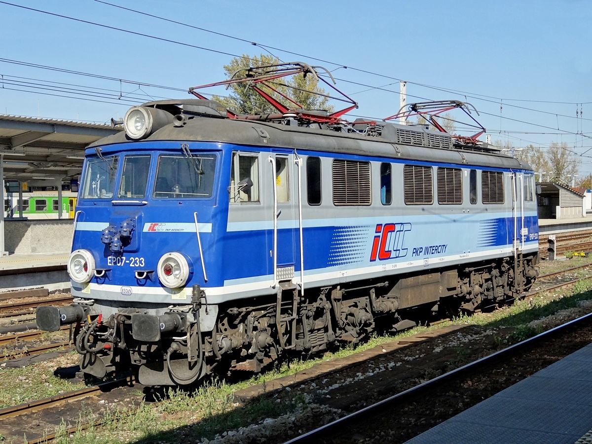 EP07-233 ex EU07-233 na stacji Warszawa Wschodnia | Torowy