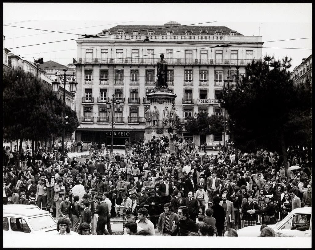 Images De Lhistoire Du Portugal 25 Avril 1974 Révolution Des Oeillets