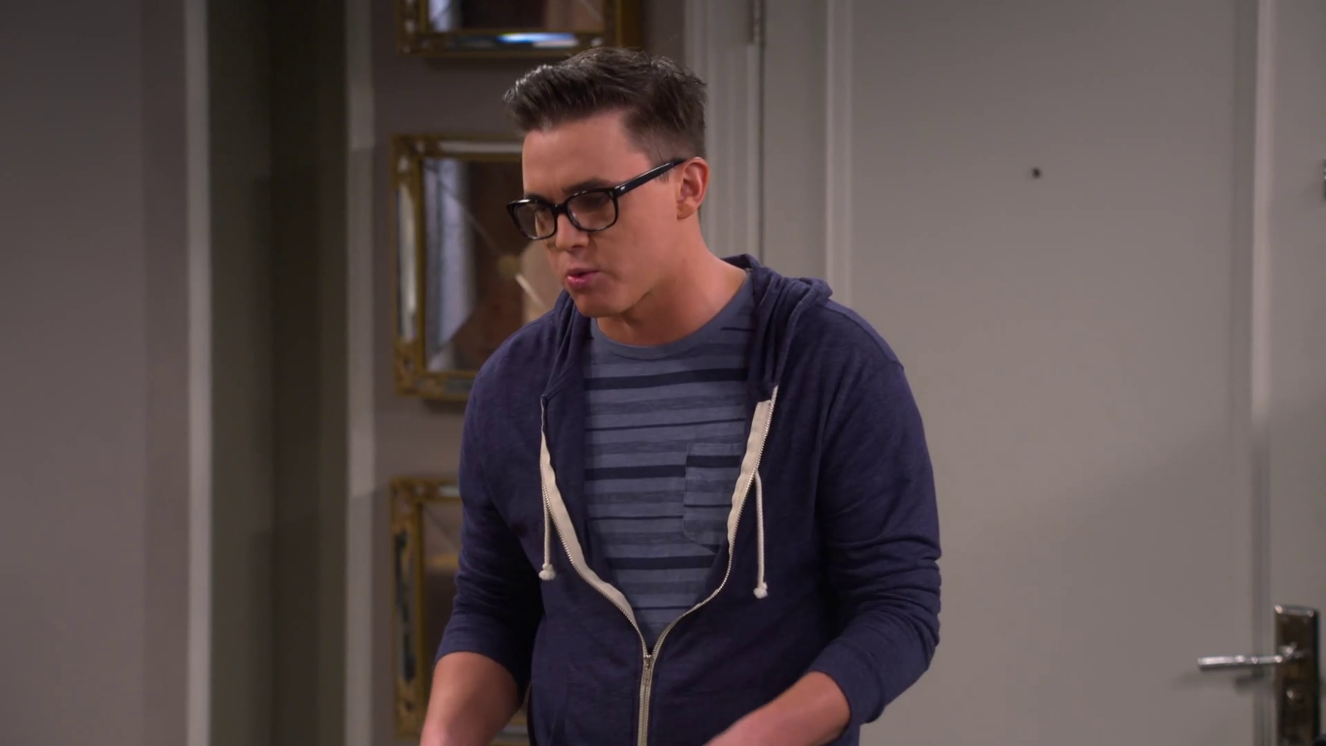 ausCAPS: Jesse McCartney shirtless in Young & Hungry 2-05 "Young ...