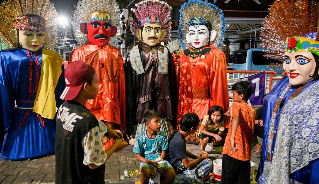 Bocah pengamen ondel-ondel di jalan bekasi Bocah pengamen ondel-ondel di jalan bekasi