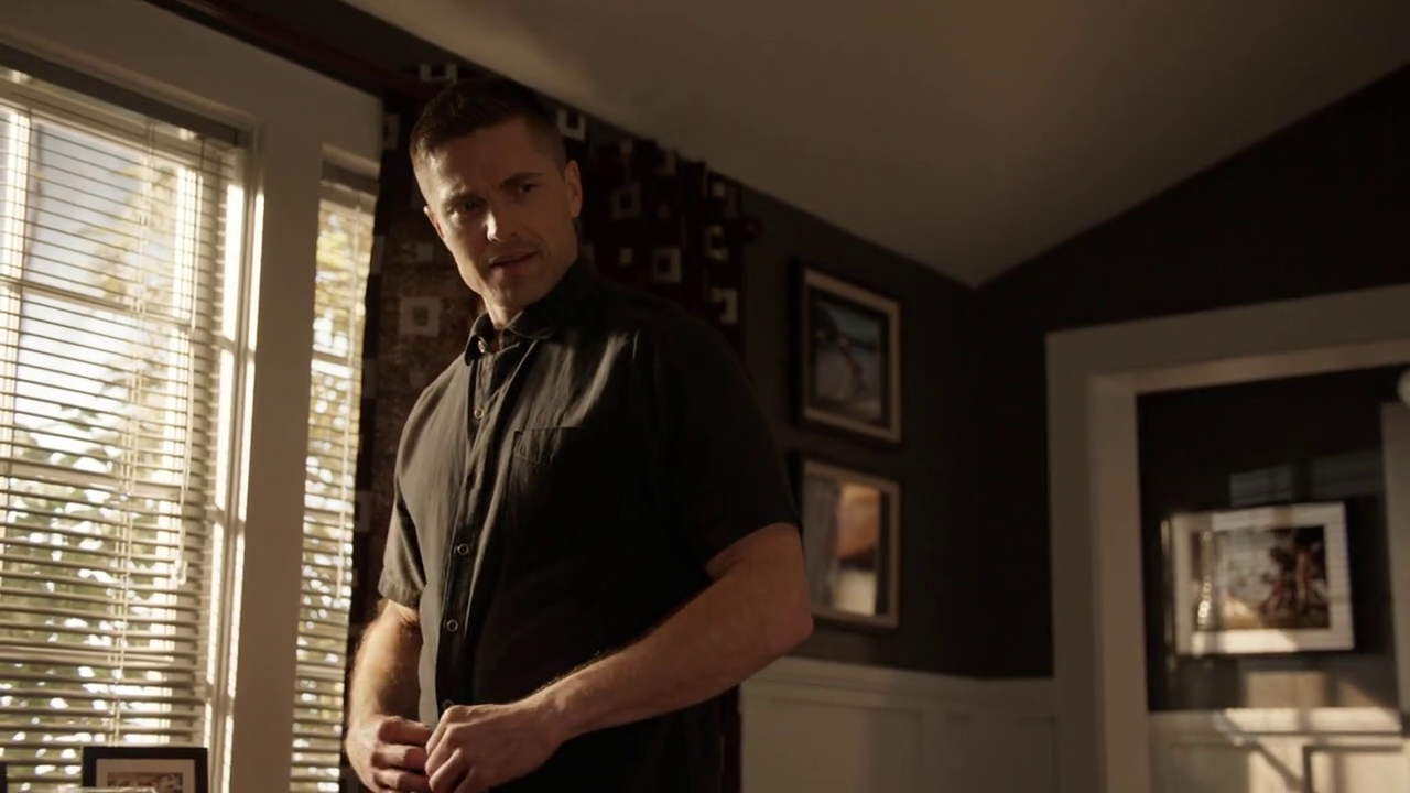 ausCAPS: Eric Winter shirtless in The Rookie 2-18 "Under The Gun"