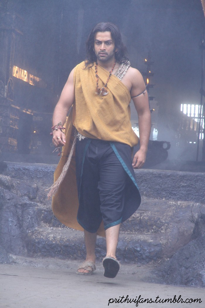 Prithviraj in URUMI - The Weapon / Pathinaindham Nootrandu Uraivaal ...